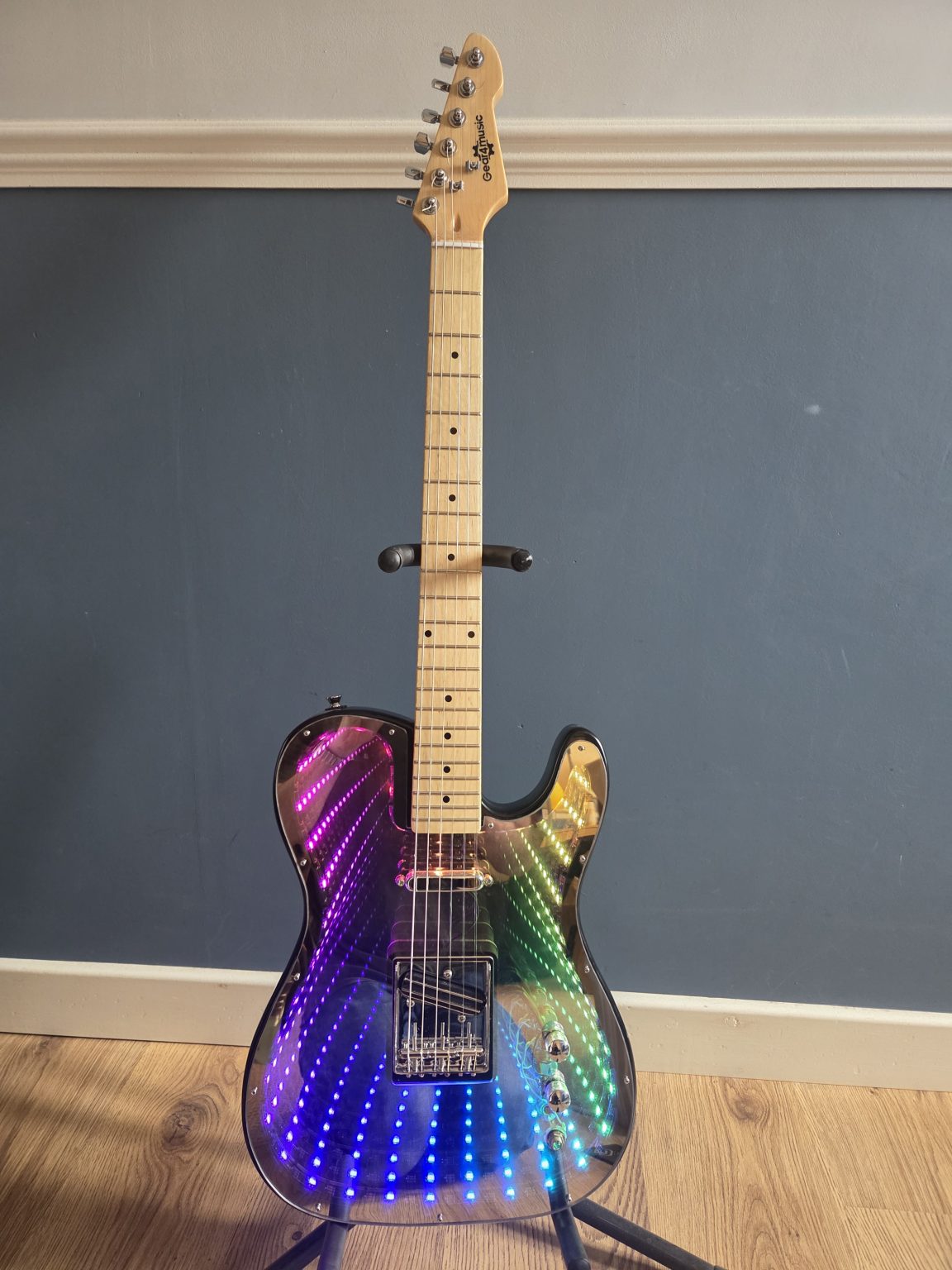 G4M Knoxville Infinity Mirror Guitar with D.C. supply – maton design